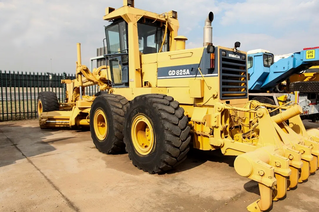 Komatsu GD825A-2 Specs | Transwest