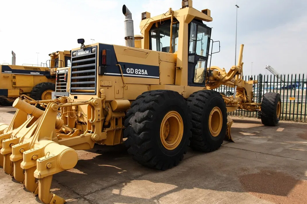 Komatsu GD825A-2 Specs | Transwest